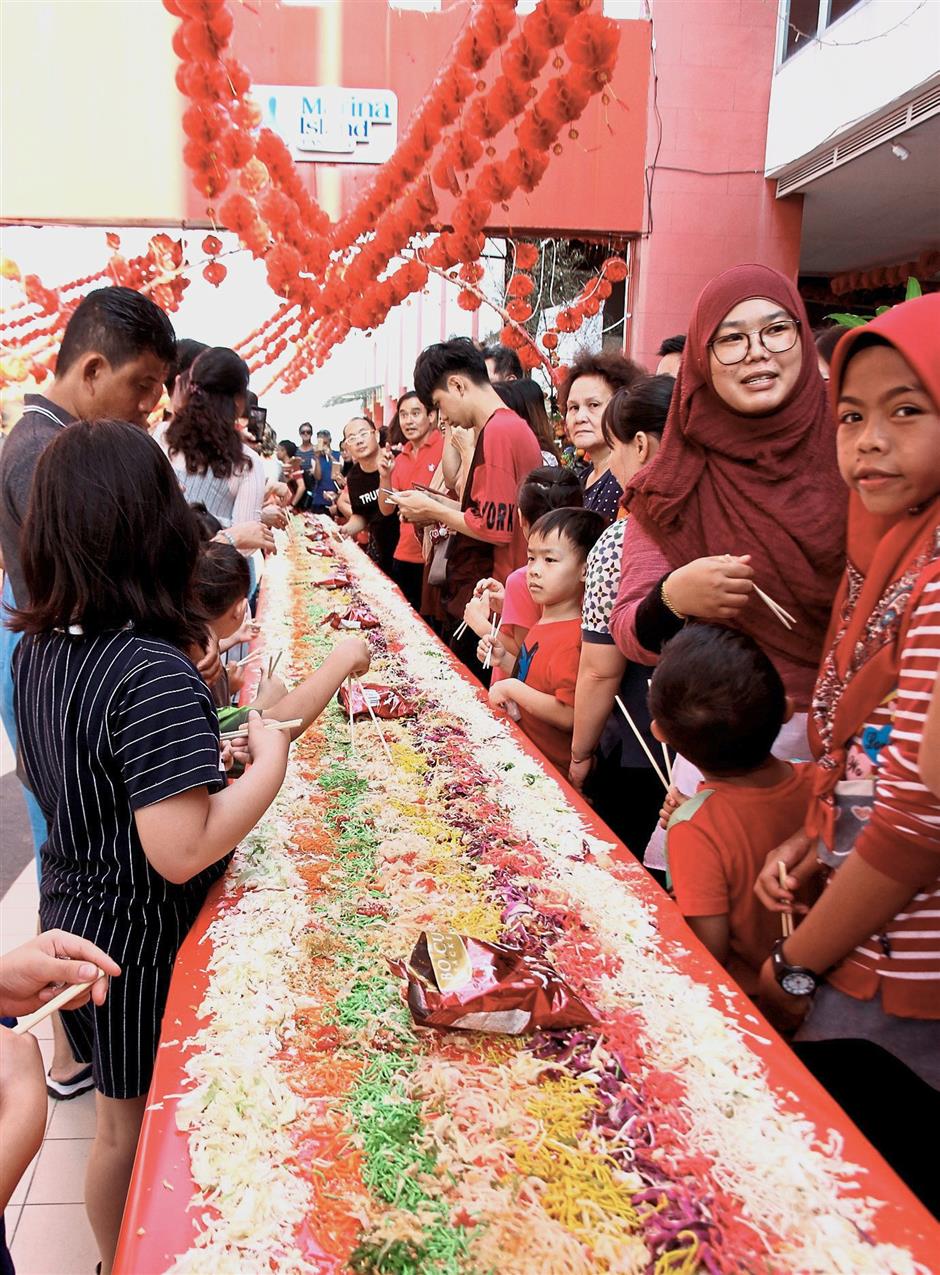 2,000 toss longest yee sang in Perak | The Star