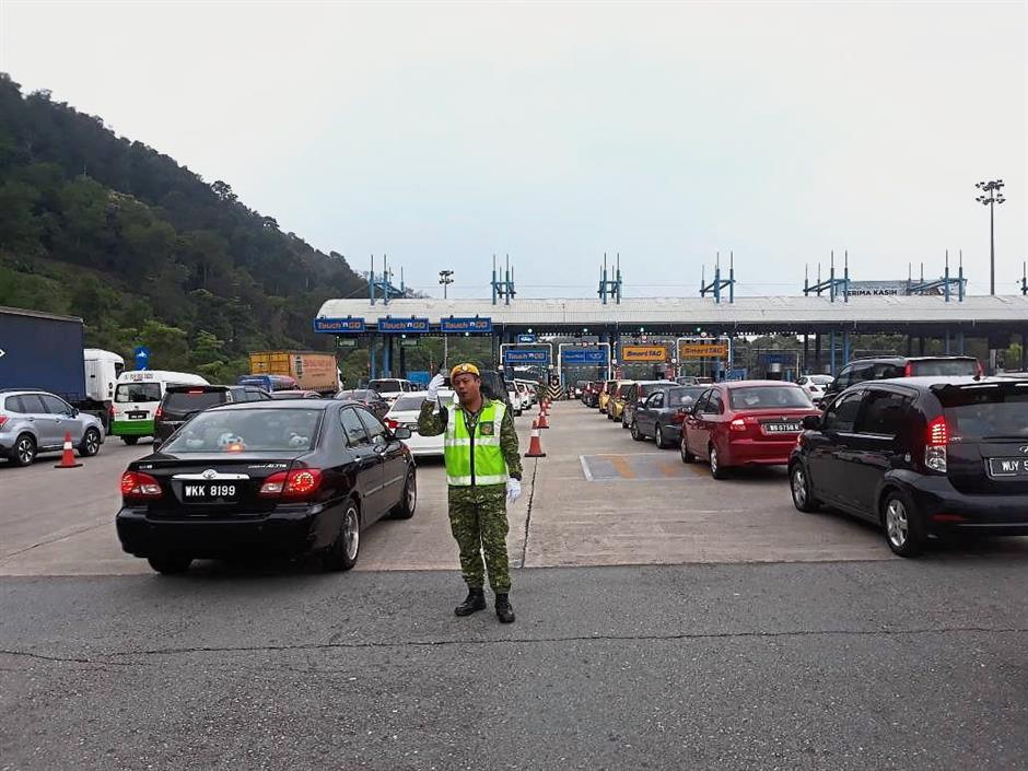 Traffic builds up on most major highways | The Star