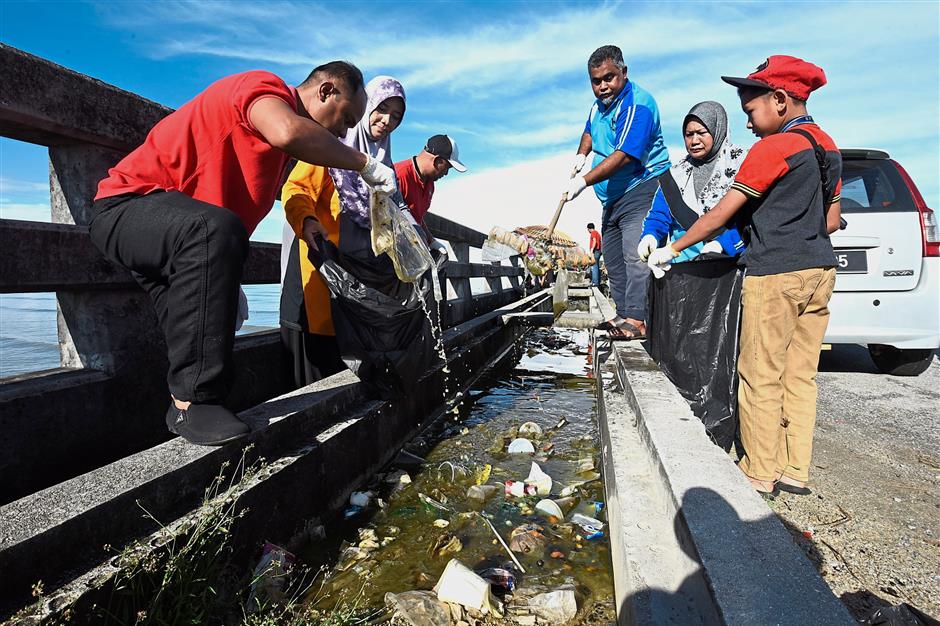 Facebook post inspires 100 volunteers to clean up bridge | The Star