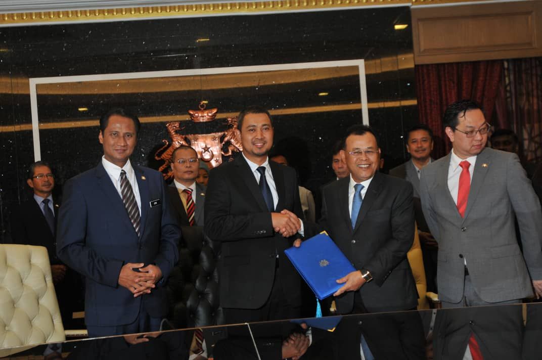 Dr Sahruddin officially clocks in as Johor MB | The Star