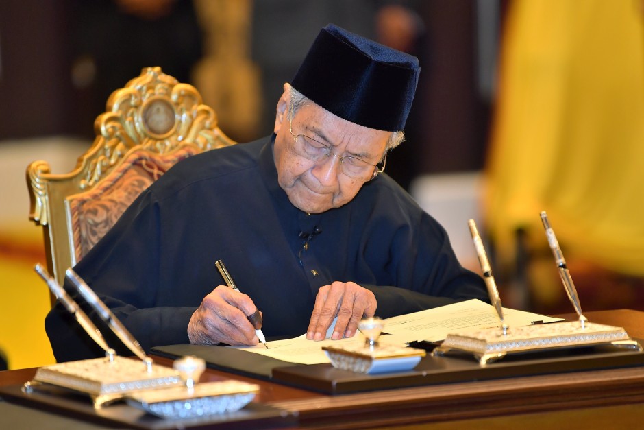 It's official, Dr M is Malaysia's seventh PM... and the world's oldest ...