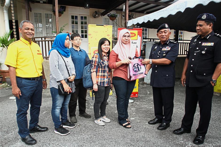 State force hands out servings of bubur lambuk to the public | The Star