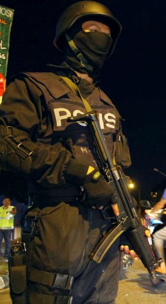 Man walks into police station, tries to grab cop's submachine gun | The ...