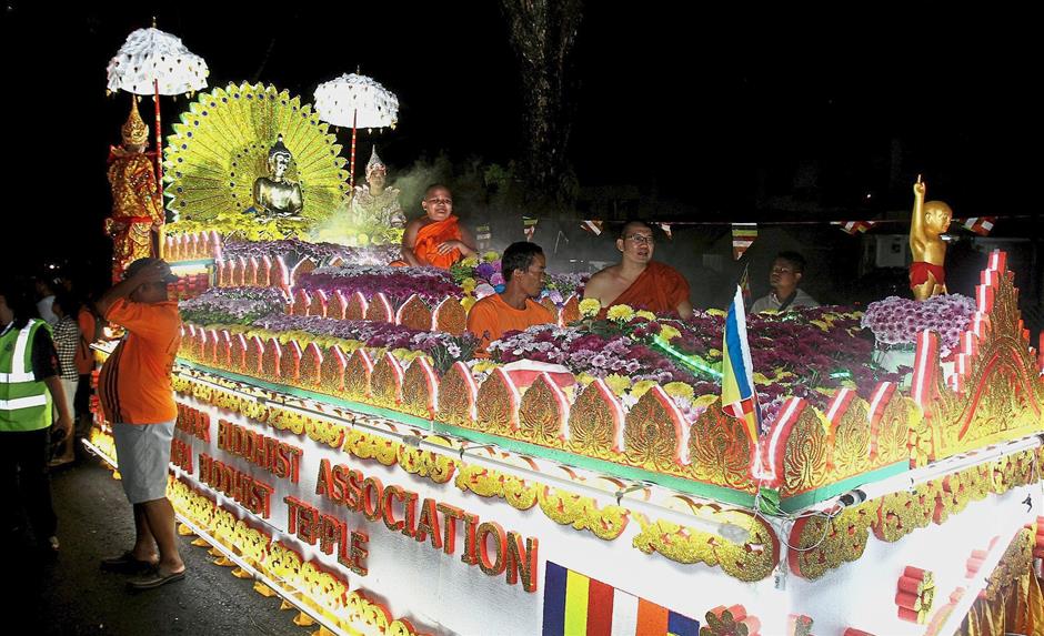 Float procession lights up PJ roads | The Star