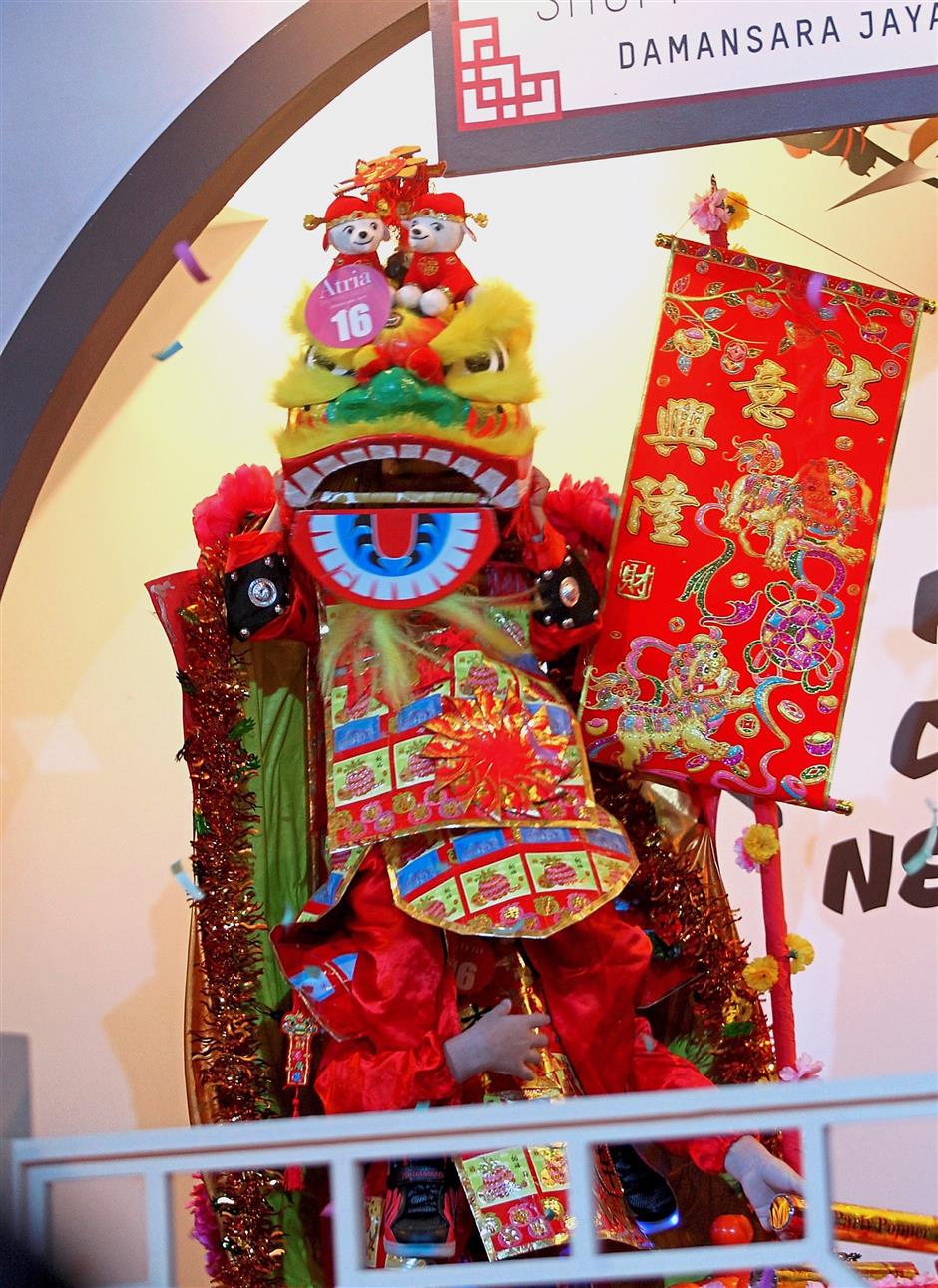 Young lion dancers wow mall-goers | The Star
