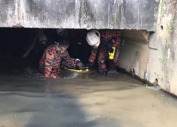 Firemen rescue man trapped in deep drain hole | The Star