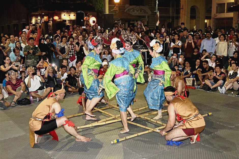Street fest helps curious crowd learn first-hand about the past | The Star